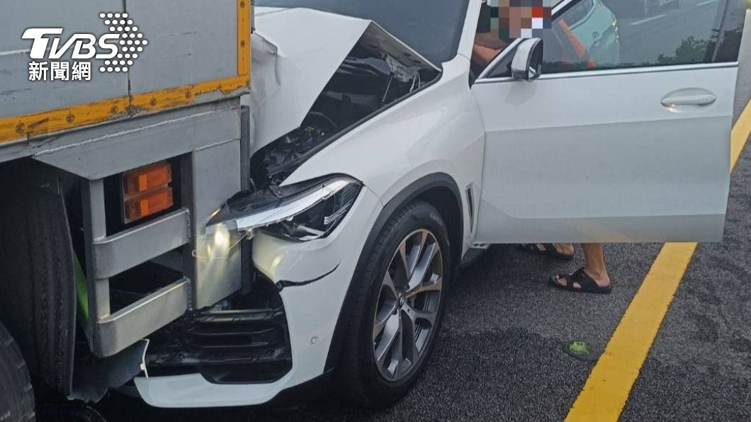 聯結車國道斷車鉤 BMW直接撞上「無頭貨櫃」│TVBS新聞網