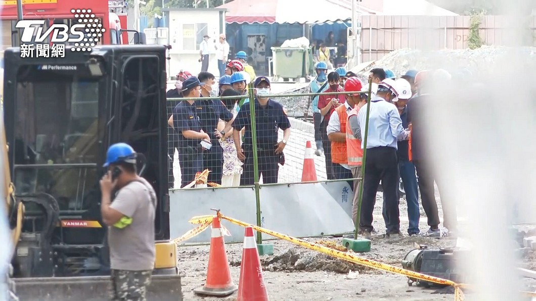 高雄科技廠工人挖管遭活埋 消防員急挖土救1命危1輕傷│TVBS新聞網