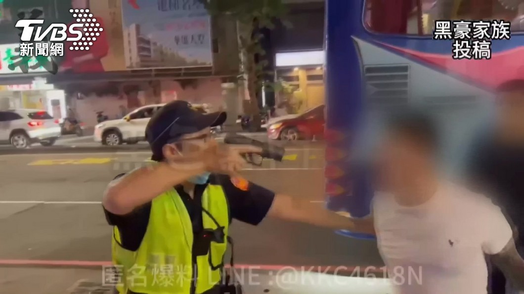 不是真心？替女友出頭討債圍警所 男摩鐵落網床邊躺小三│TVBS新聞網