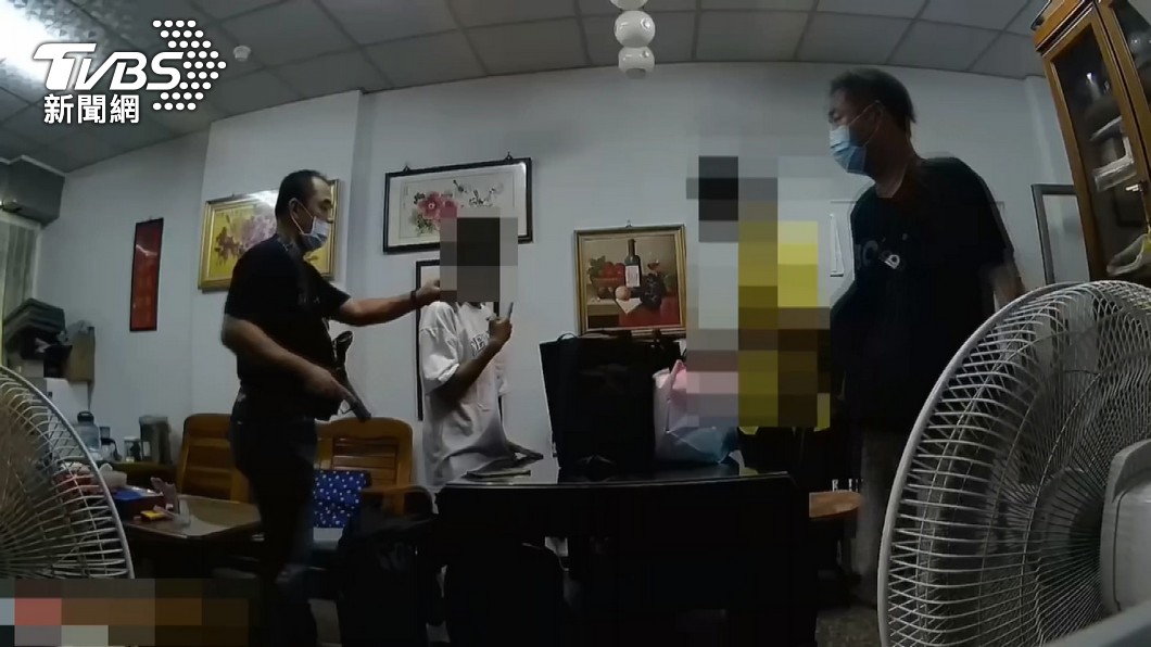 誤信股票投資「被詐騙1800萬」 警逮車手遭開車衝撞│TVBS新聞網