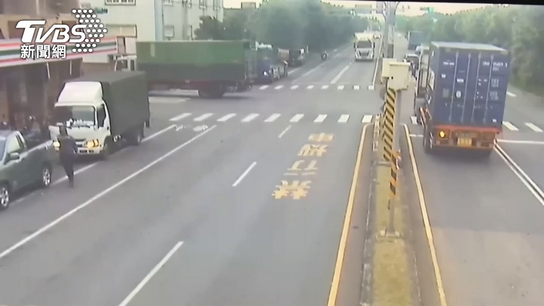 大貨車撞貨櫃車「衝超商」！駕駛酒測值0.16│TVBS新聞網
