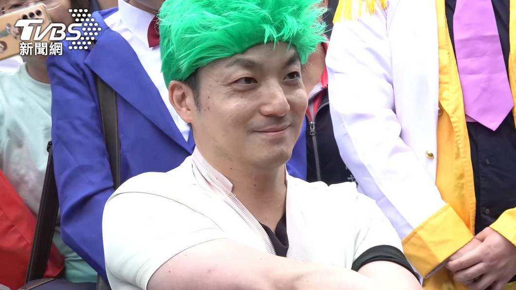 萬聖節cosplay！蔣一頭綠髮扮「索隆」發糖│TVBS新聞網