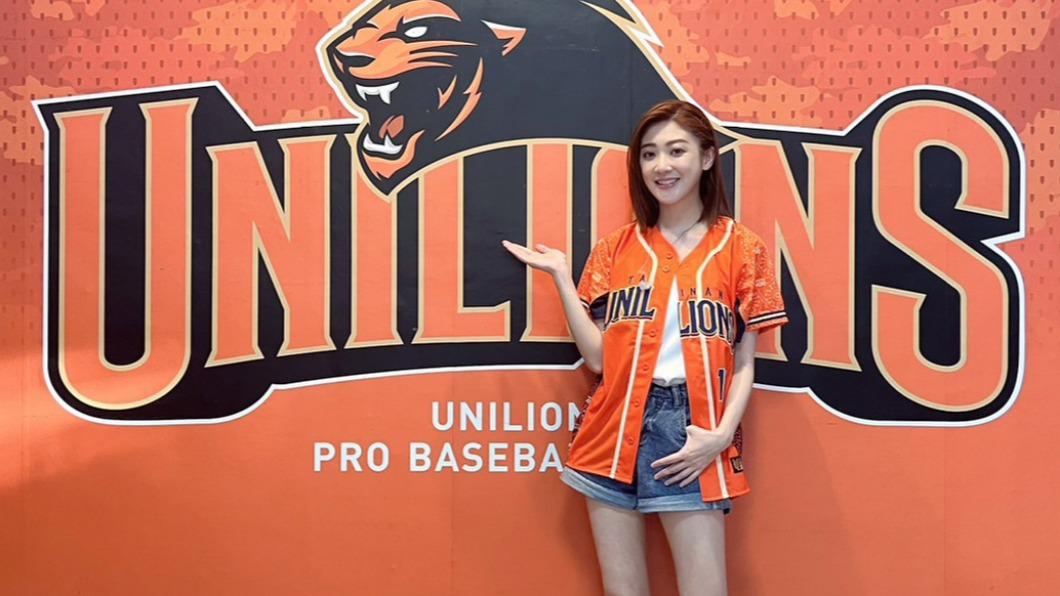 正妹在棒球場拉小提琴被拍！超高顏值曝光 竟是為爸圓夢│TVBS新聞網