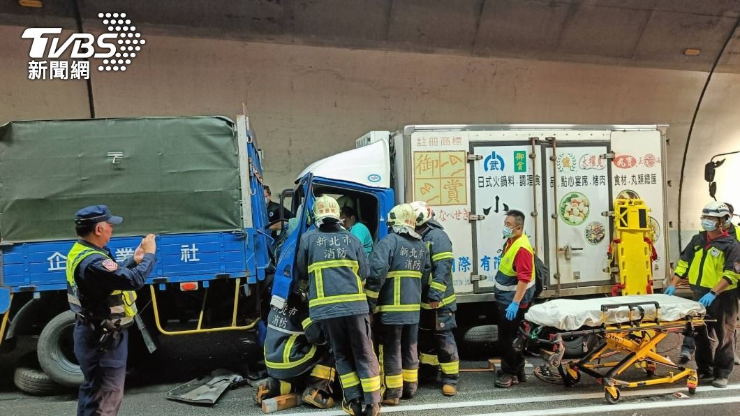 快訊／國5雪隧驚傳4車連環追撞 1貨車駕駛斷腿受困獲救│TVBS新聞網