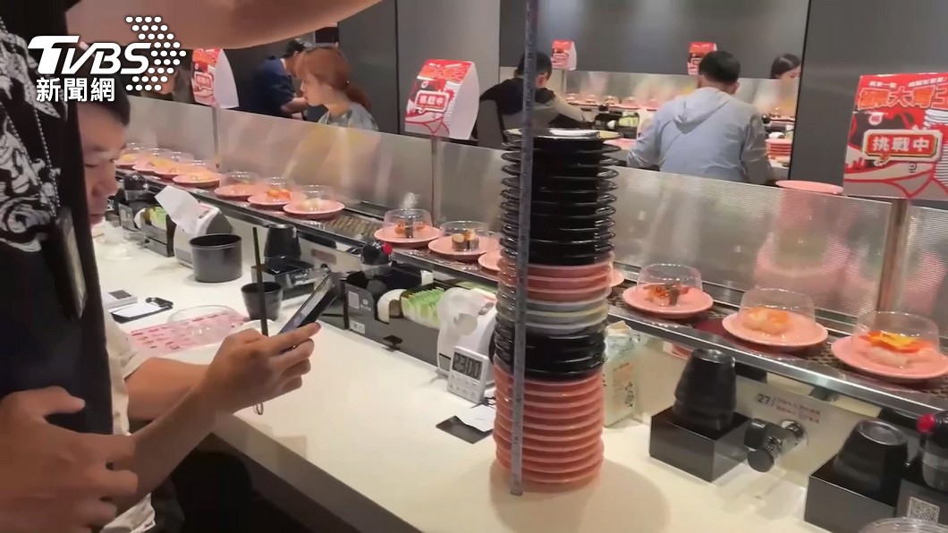 盤數超過身高免費！ 大胃王50分狂吃百盤壽司│TVBS新聞網