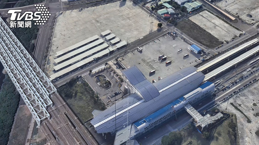 行人直接穿越！ 新烏日車站外260公尺沒斑馬線│TVBS新聞網