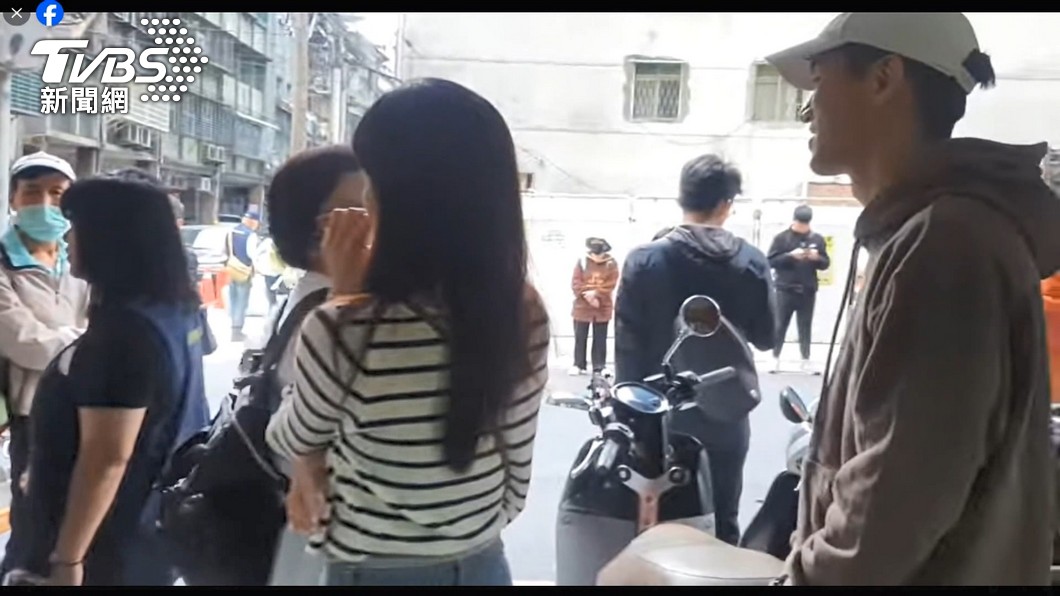 行銷招數？ 看屋人潮滿上街鄰居：排隊150人│TVBS新聞網