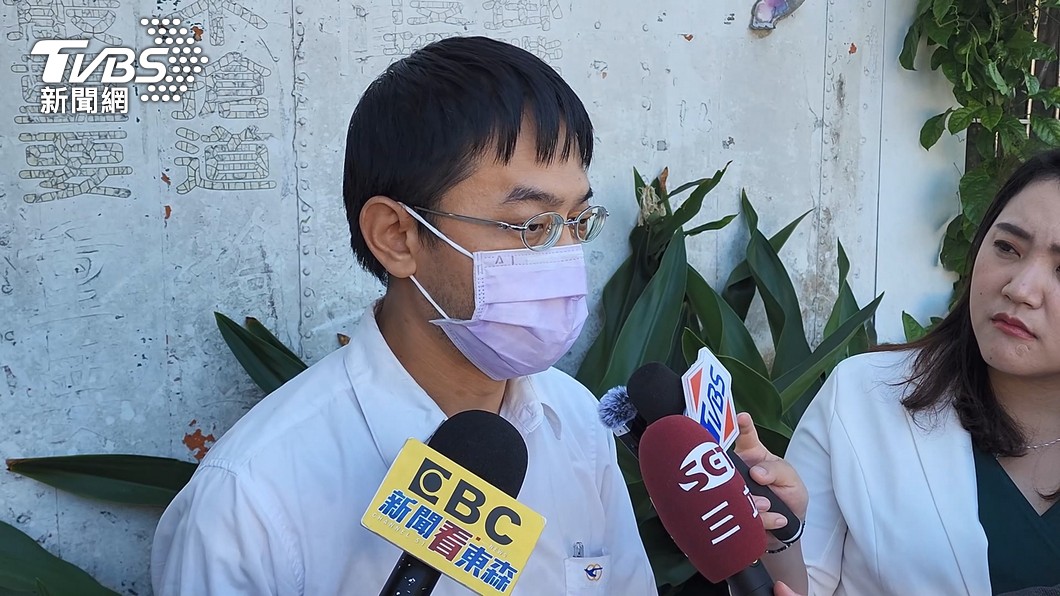 騎士尾隨公車叫囂！ 險遭運將砸「零錢箱」│TVBS新聞網