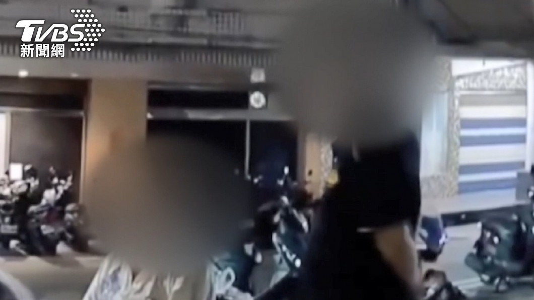 啊！遭懷疑偷錢男「躺地狂哀嚎」 動手友人：別演了│TVBS新聞網