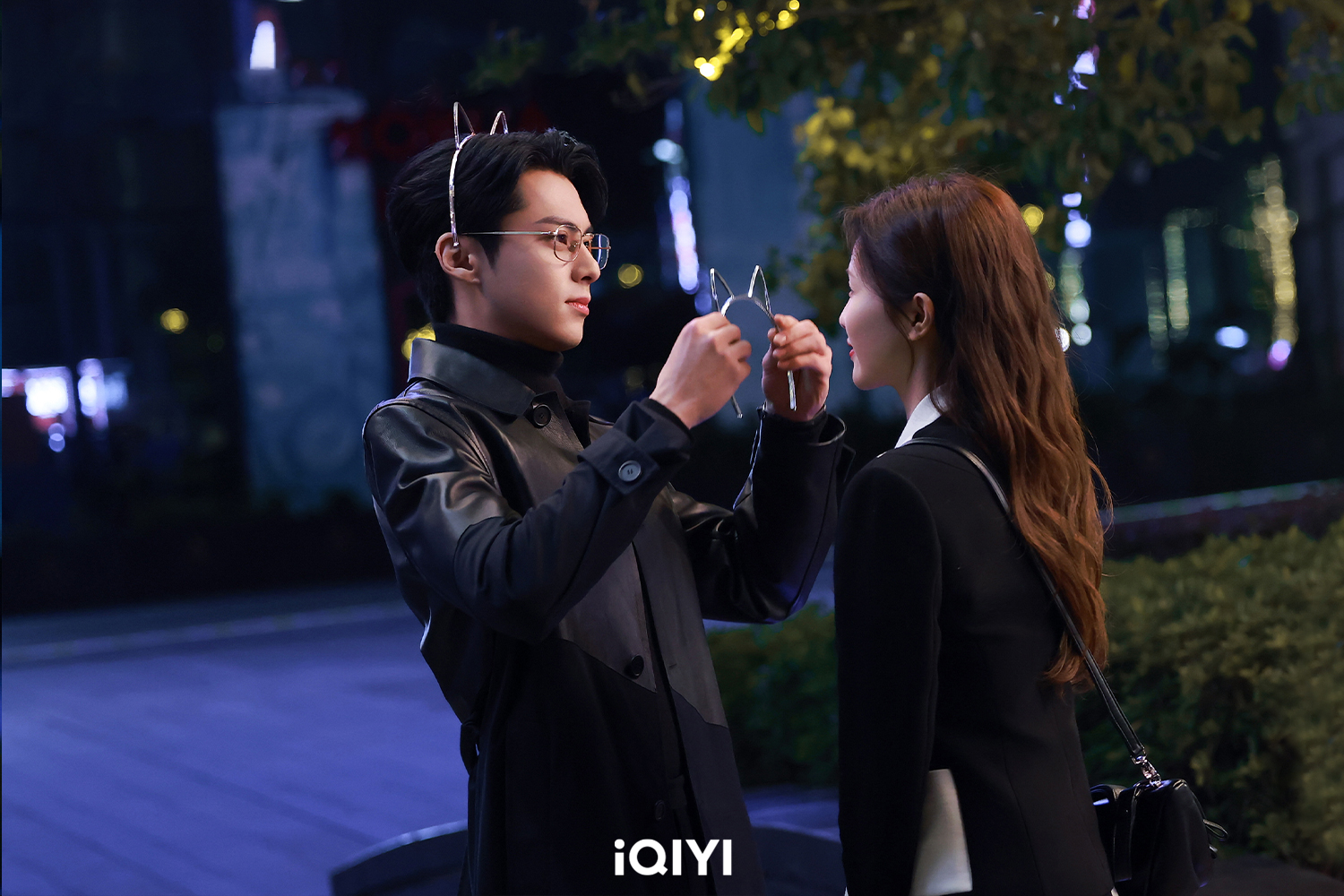 王鶴棣男友力爆棚！霸氣公主抱白鹿 踹車門名場面超MAN│TVBS新聞網