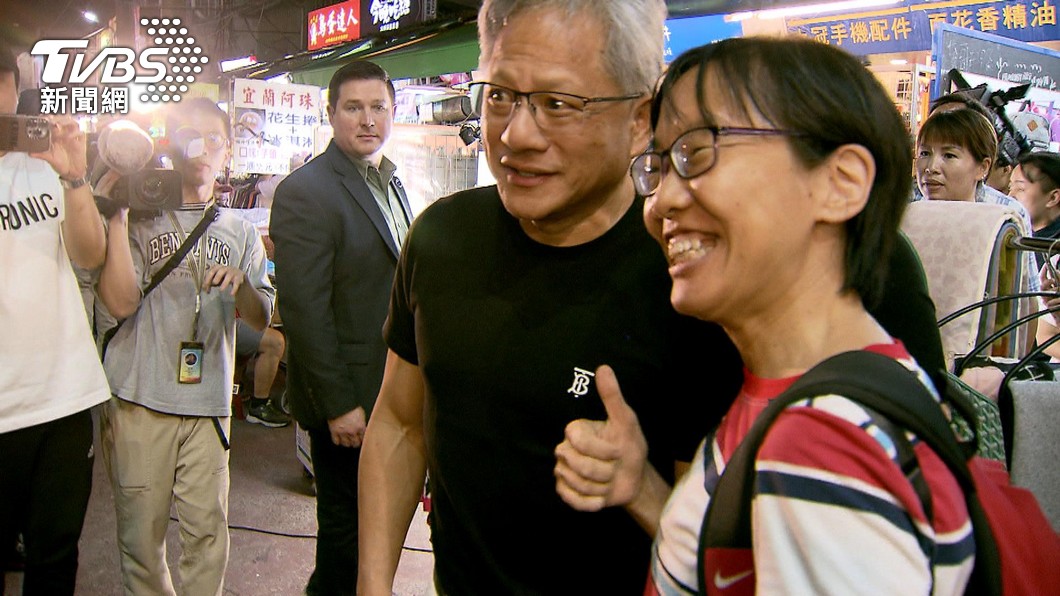 黃仁勳突襲來台！赴餐館用餐客人搶合照│TVBS新聞網