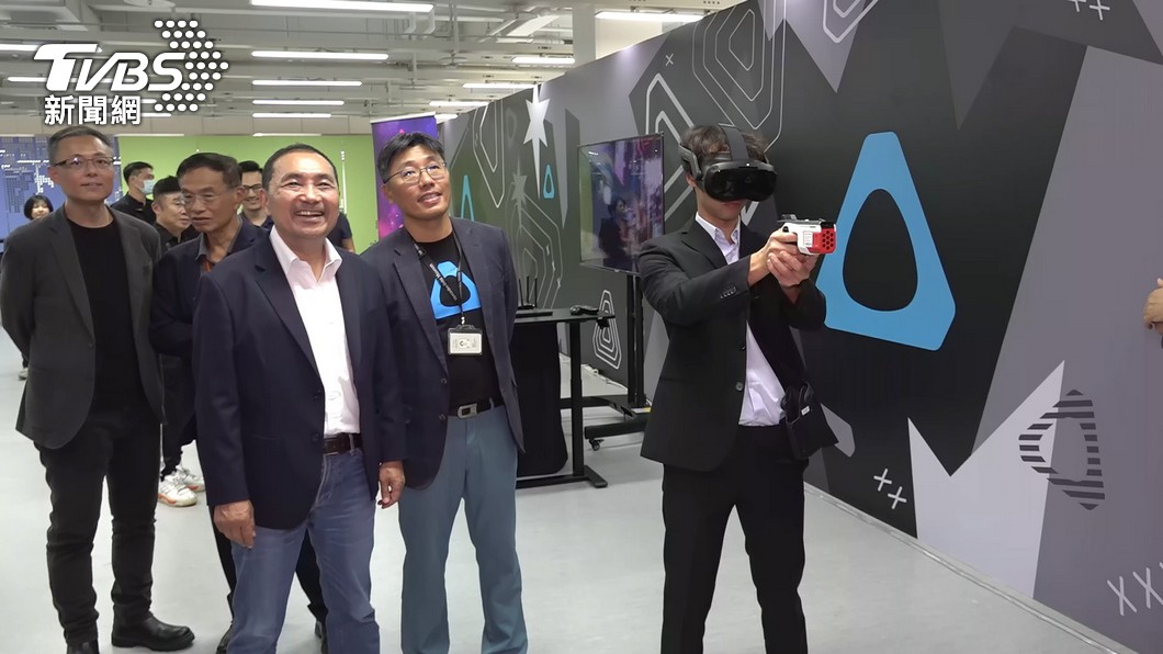 侯友宜參訪HTC 體驗VR射擊警用電擊槍│TVBS新聞網