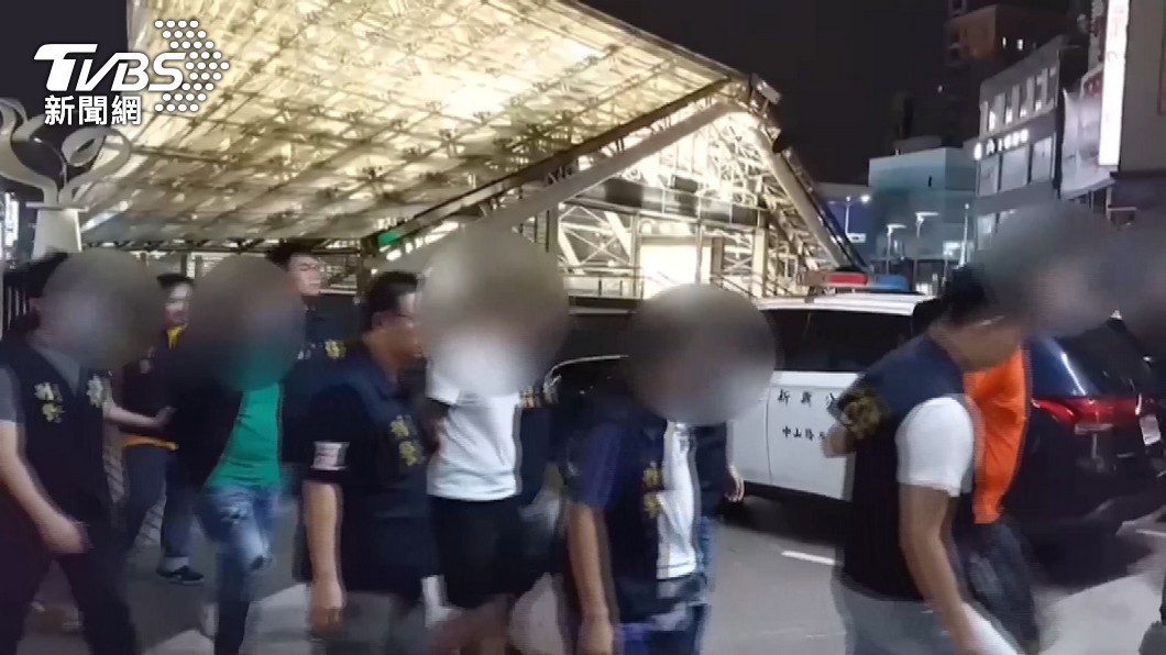 不道歉就砸店！20歲男率球棒隊狠砸 警逮7人續追共犯│TVBS新聞網