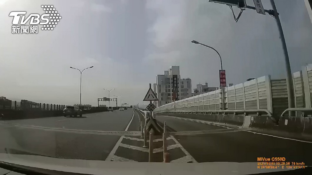 往保養廠途中疑恍神！ 女開車撞護欄車頭毀│TVBS新聞網