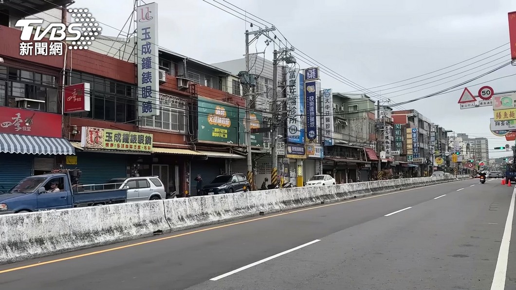 要錢哥沿街討錢、食物 遭直擊包包鈔票上萬│TVBS新聞網