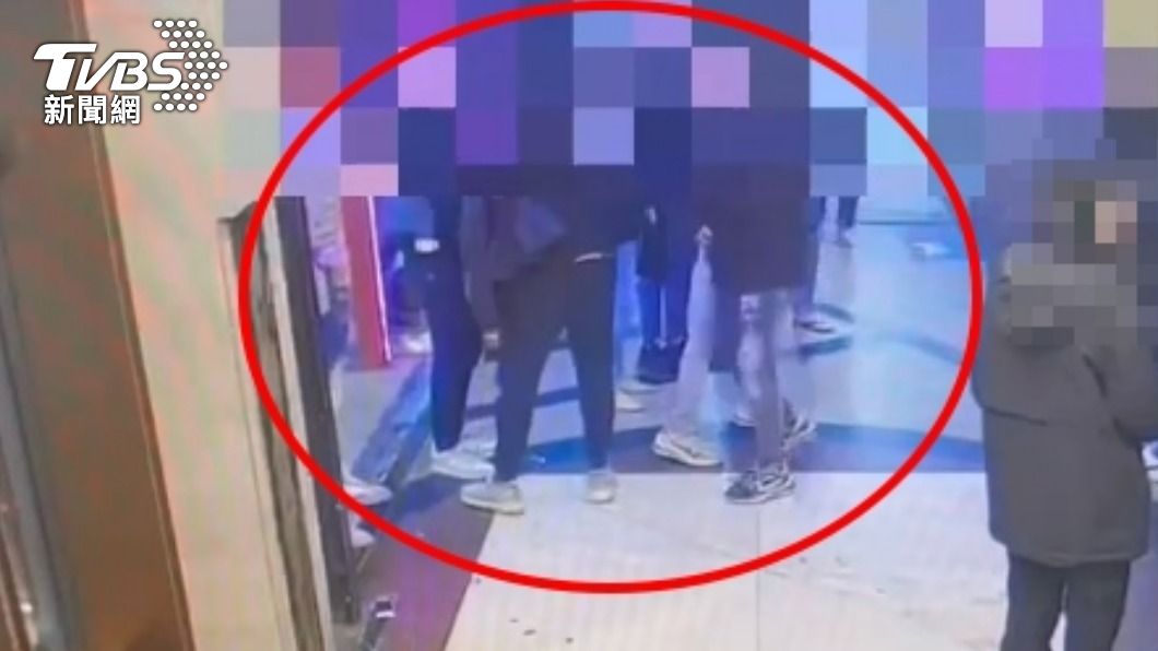 離場又狹路相逢！基隆KTV爆衝突 2男遭砍「地上一灘血」│碰撞│口角│持刀│TVBS新聞網