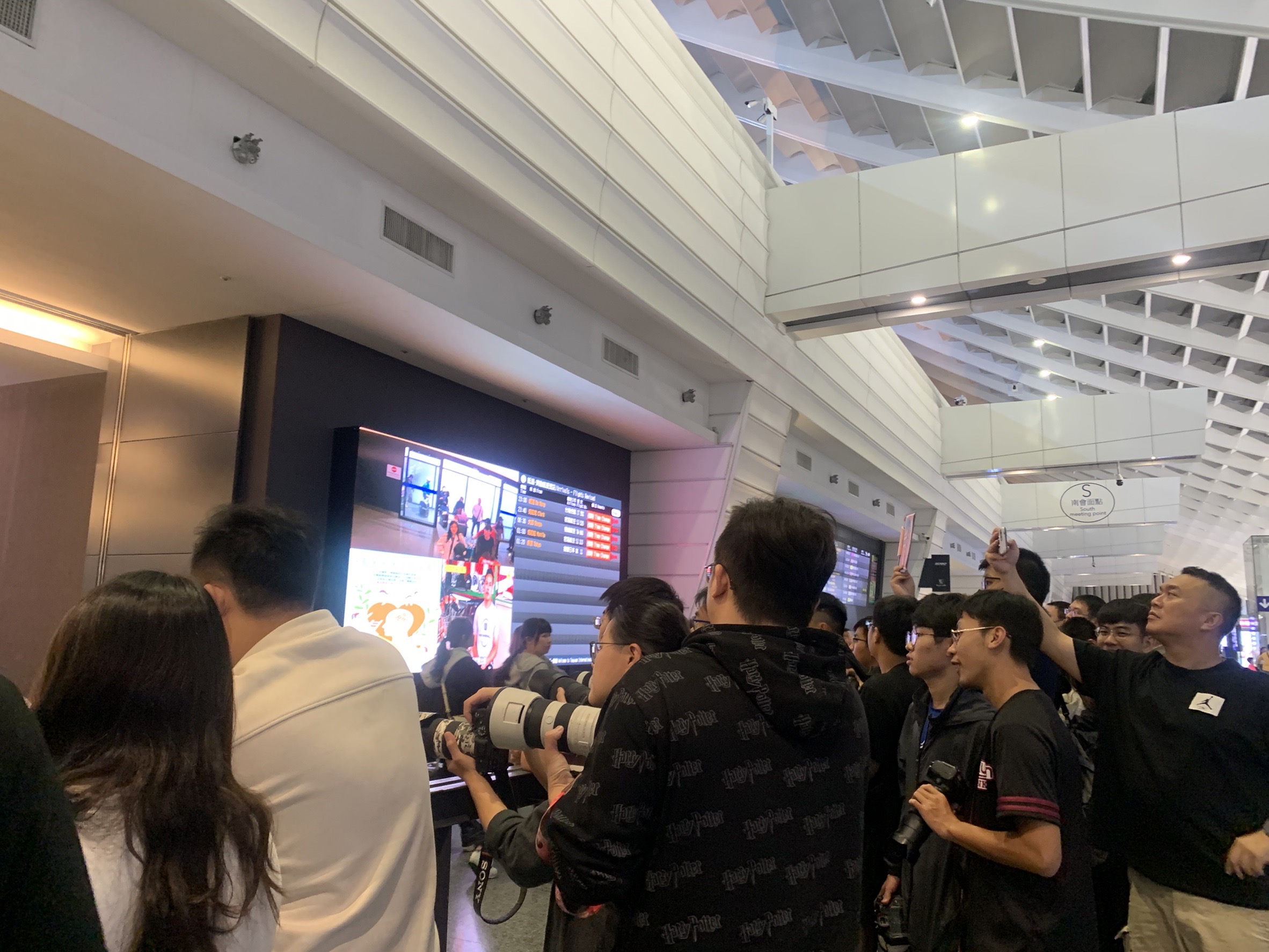 接機畫面曝！「釜山女神」李晧禎加盟Fubon Angels│TVBS新聞網