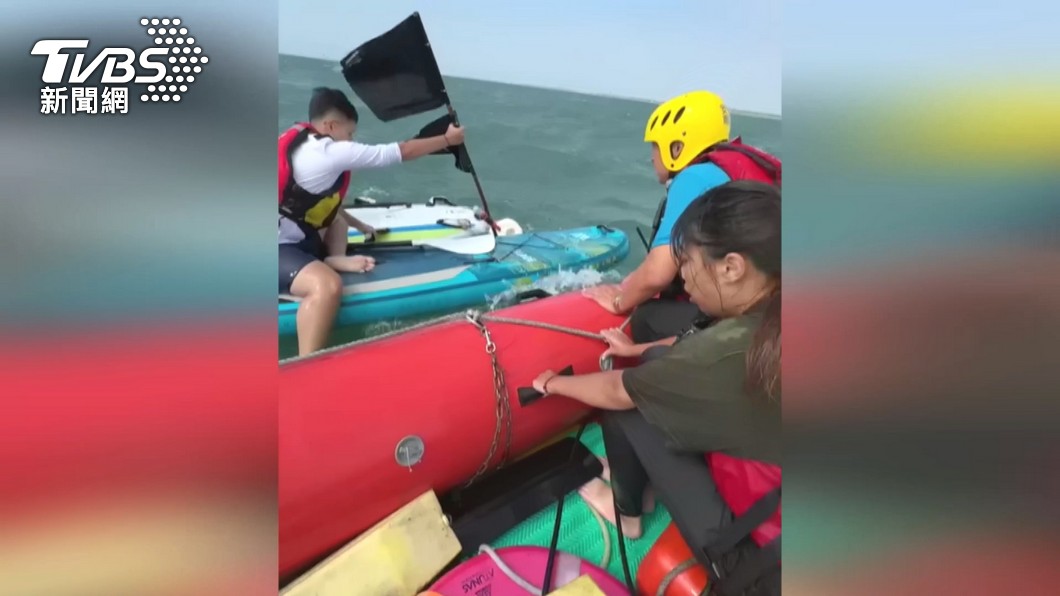 報告老師沒力了！SUP立槳課 16名學生受困海上急救援│意外│危險│TVBS新聞網