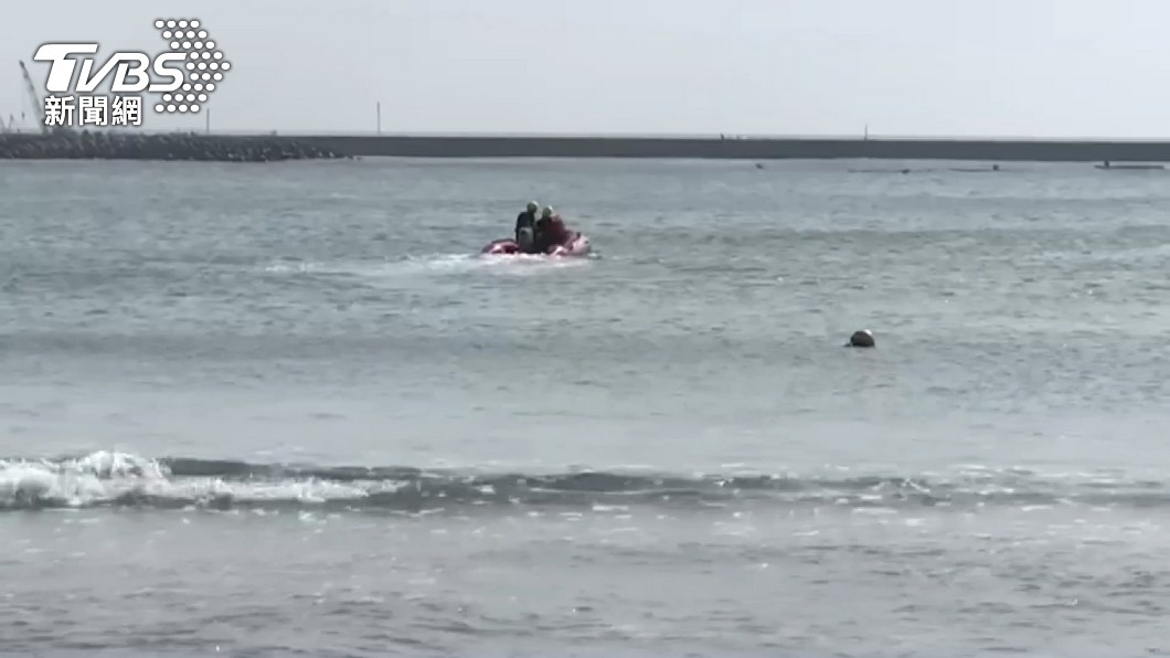 報告老師沒力了！SUP立槳課 16名學生受困海上急救援│意外│危險│TVBS新聞網