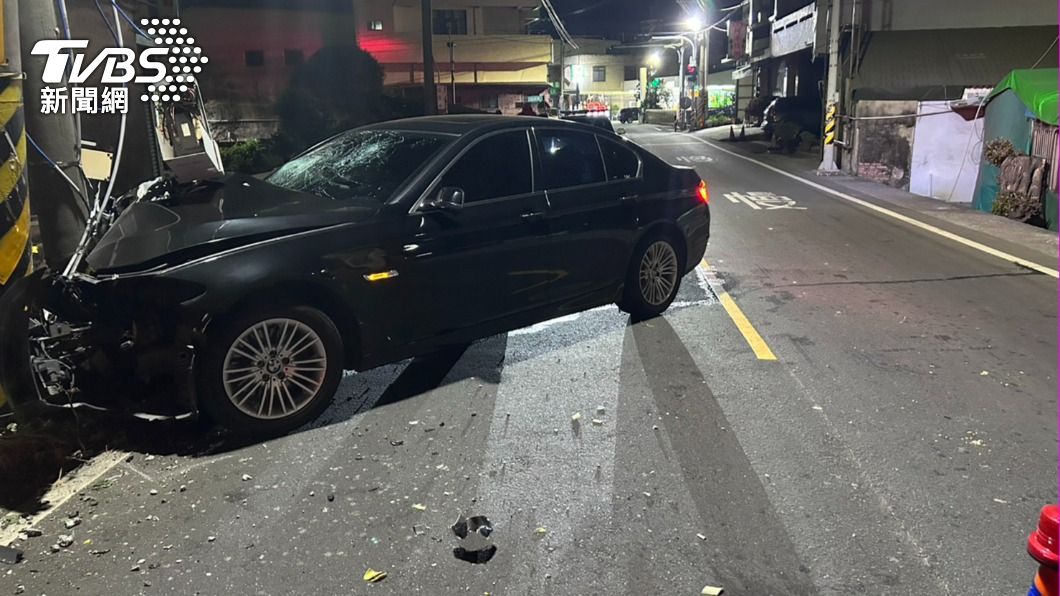 彰化BMW酒駕撞爆電線桿 718戶超衰被迫停電維修│腦震盪│反光鏡│台電│TVBS新聞網