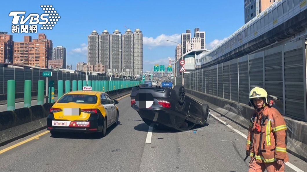 台64壅塞還不看路！BMW未保持車距 鬼切撞翻車毀人傷│TVBS新聞網