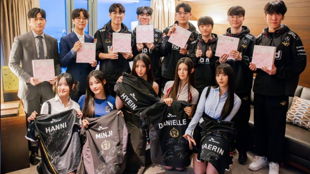 NewJeans「跪下合照」同框T1！ 粉絲氣炸：什麼鬼姿勢│TVBS新聞網