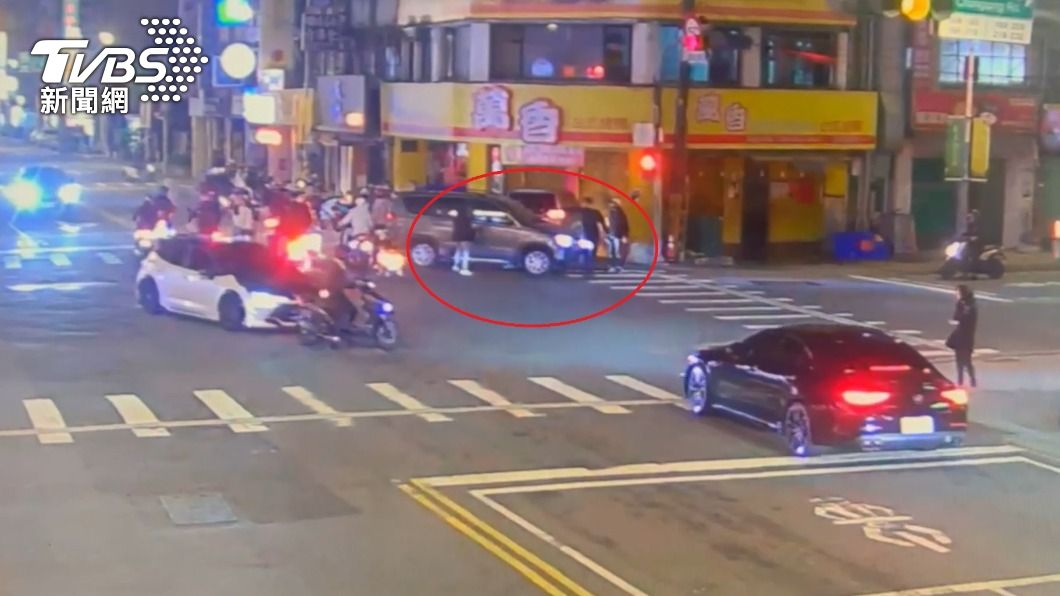 只因汽車不禮讓！9煞板橋當街持安全帽砸車 警1分鐘逮人│行車糾紛│未禮讓│新北市│TVBS新聞網