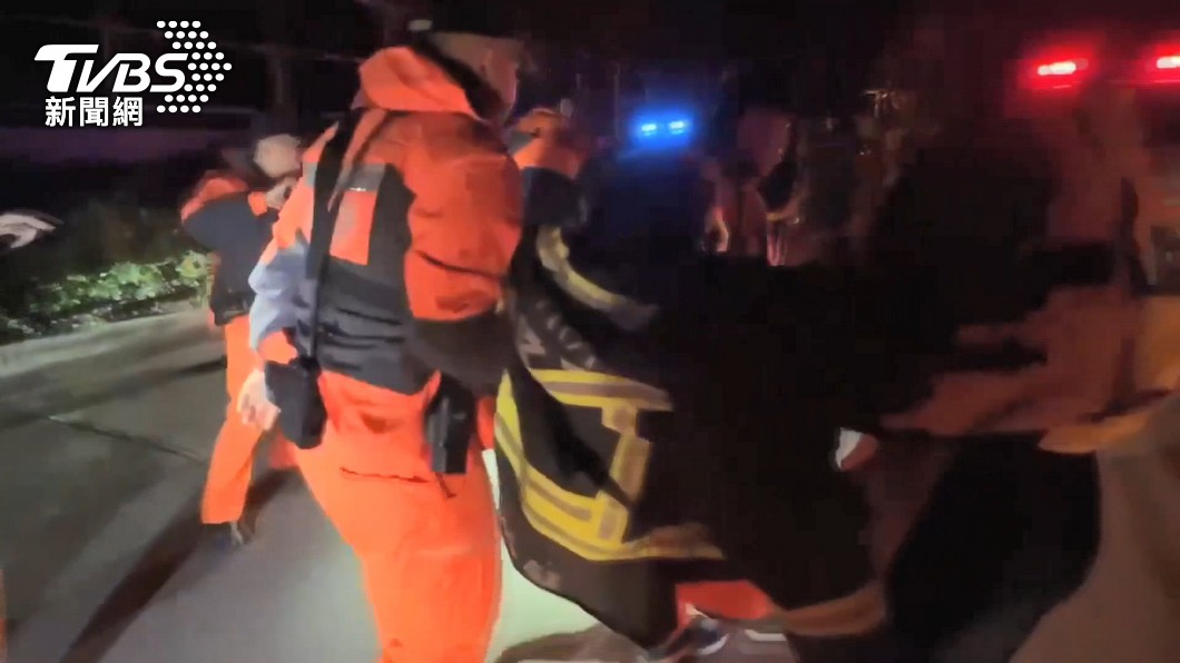 衝浪失聯！ 55歲男漂12小時5公里自救上岸│TVBS新聞網