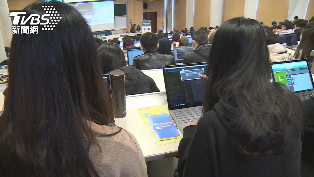 Z世代的你害怕畢業嗎？進職場怕「又窮又忙」「畢業後憂鬱」狀態增加│TVBS新聞網