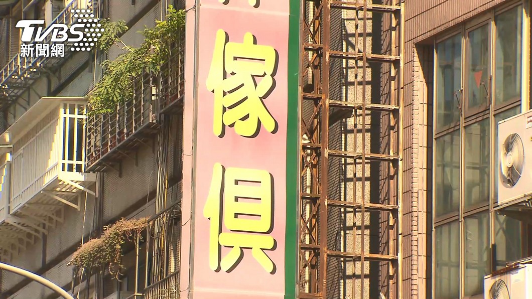 我要別款！鎖定人少家具行 76歲賊偷萬元│TVBS新聞網