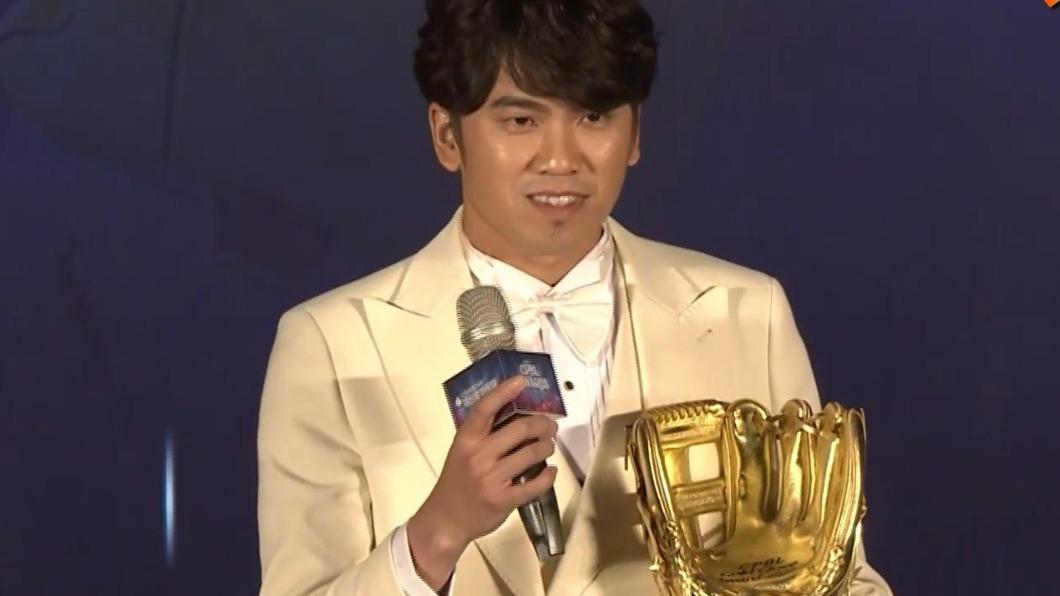 洋投「鋼龍」奪中職年度MVP 今年囊括5項大獎│TVBS新聞網