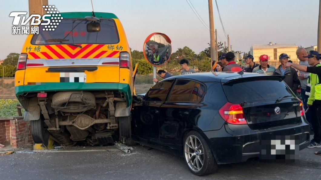 彰化娃娃車遭BMW攔腰撞「孩童哭聲一片」 撞擊畫面曝│TVBS新聞網