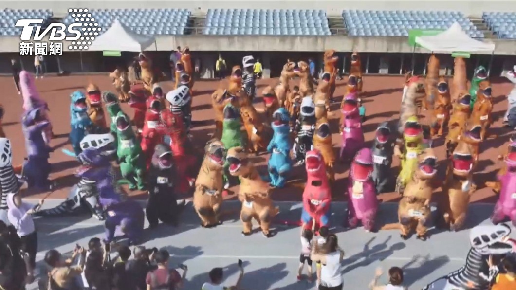 跌倒前空翻！高雄「恐龍路跑」爆笑登場 近150隻狂奔│休閒組│TVBS新聞網