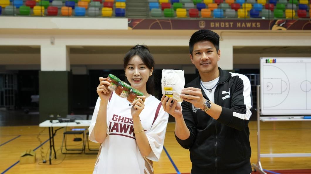 T1／台鋼最強外掛安芝儇 站馬爾他巨獸旁「胸下都是腿」萌翻│TVBS新聞網