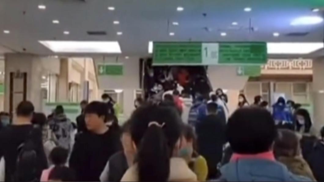 陸爆肺炎疫情醫院塞爆 赴陸注意4件事新冠XBB和流感疫苗盡快打│TVBS新聞網