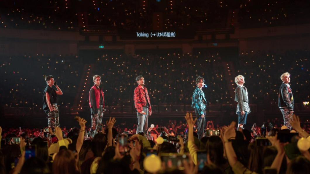 九澤CP唱一半！U:NUS團員摔倒褲子破洞衝上台 尷尬畫面曝│TVBS新聞網