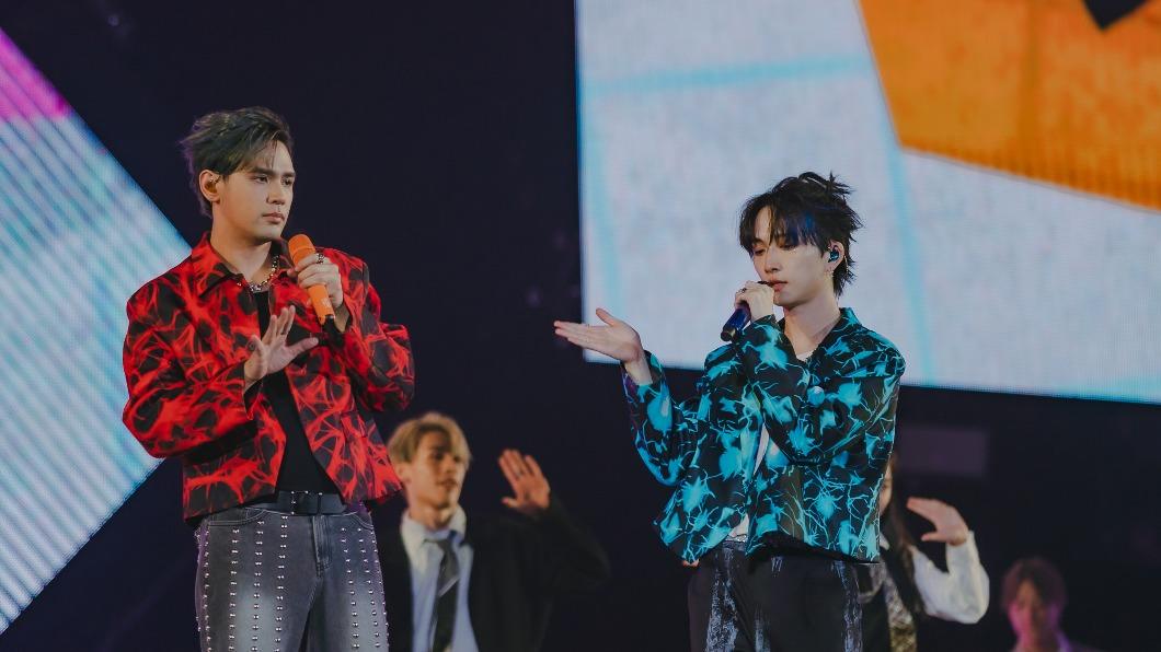 九澤CP唱一半！U:NUS團員摔倒褲子破洞衝上台 尷尬畫面曝│TVBS新聞網