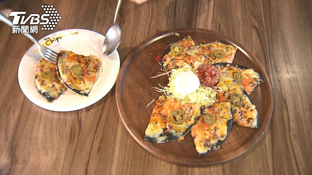 噁！啤酒餐廳「pizza木盤整片黑霉」 網嚇：退貨│TVBS新聞網