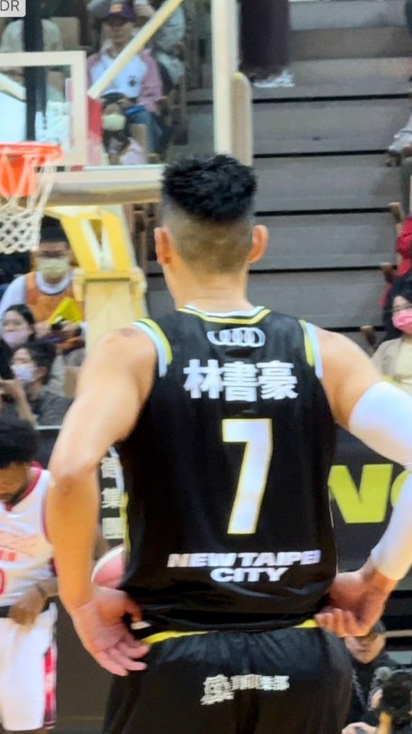 朱宇謀圓夢了！近距離看林書豪「肉體衝撞」被香汗噴 差點被掰彎│Wish│籃球│NBA│TVBS新聞網