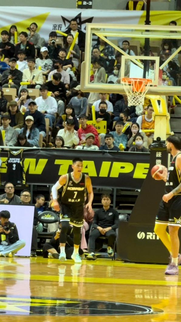 朱宇謀圓夢了！近距離看林書豪「肉體衝撞」被香汗噴 差點被掰彎│Wish│籃球│NBA│TVBS新聞網