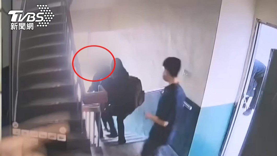 洽公男癲癇發作！誤開區公所管線間門 8樓墜1樓僅骨折│TVBS新聞網