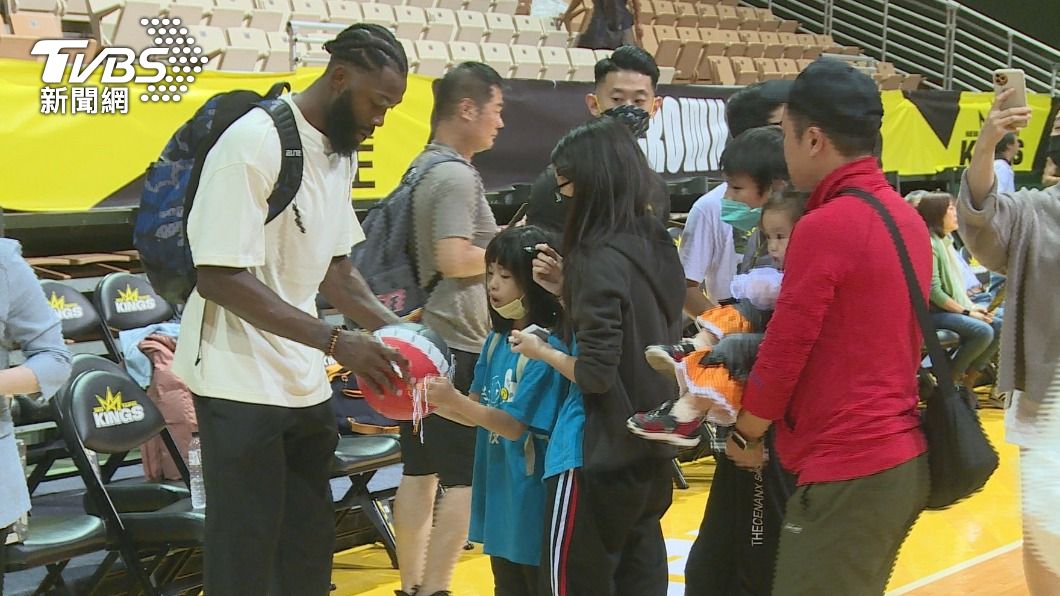 TVBS信望愛攜手新北 「小衛星計畫」邀5百孩童為國王隊加油│TVBS新聞網