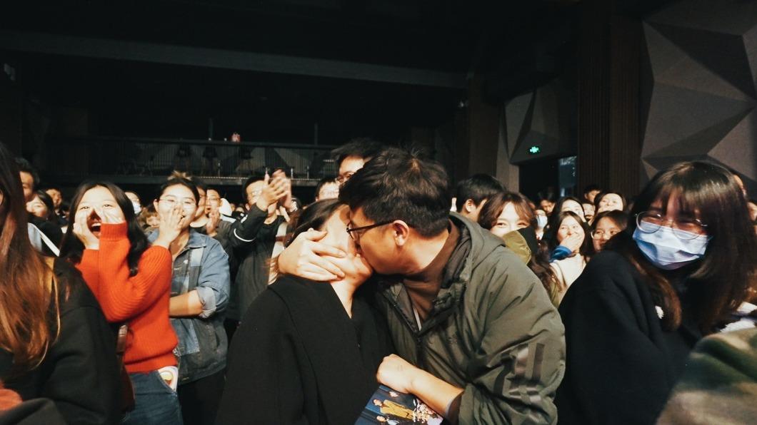 麋先生太會唱！台下歌迷竟激動擁吻 浪漫畫面曝光了 │TVBS新聞網