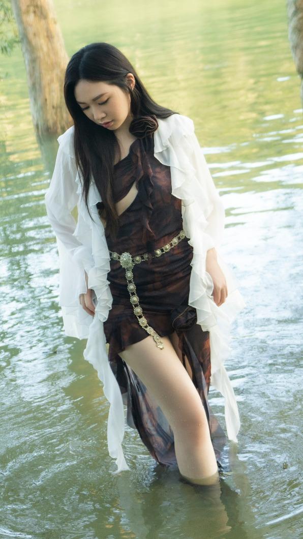 甄子丹愛女辣成這樣！180公分辣秀白皙美腿 吐青春迷茫│TVBS新聞網