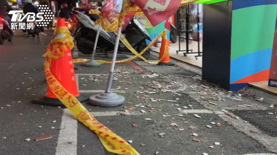 天降「磁磚雨」！北市內湖737巷大小磁磚狂砸落 民眾掩頭躲│TVBS新聞網