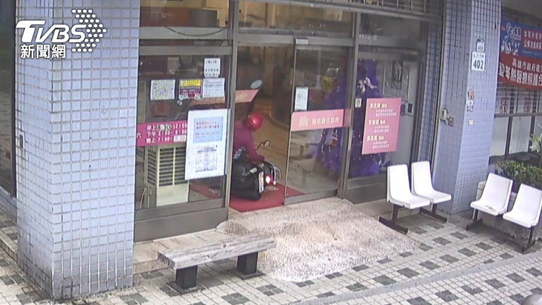 這沒有得來速捏！阿嬤看診整輛車撞進診所│TVBS新聞網