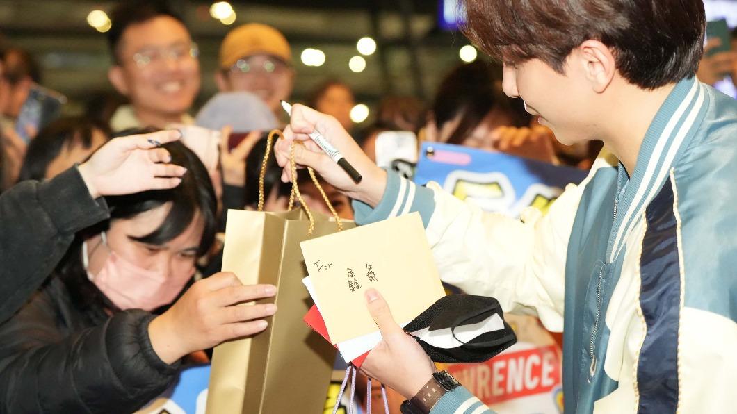 相隔3年！大馬男星來台「接機畫面曝光」 他激動吐心聲│TVBS新聞網