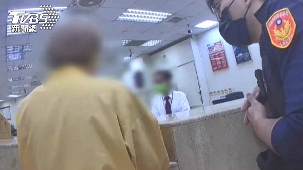 背後有洋蔥！婦臨櫃提領300萬 警阻詐變護鈔│TVBS新聞網