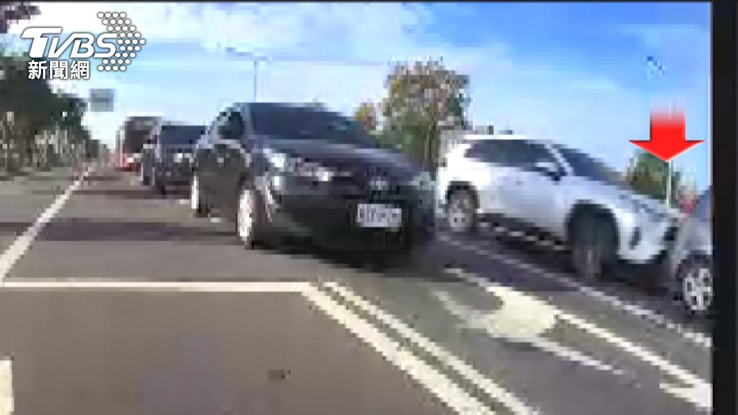 休旅車兩度失控暴衝！被撞前車被推移5米 緊踩煞車不放│車禍│誤踩油門│意外│TVBS新聞網