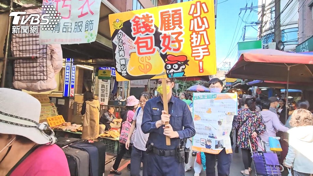 小心「她們」！拖菜籃車扮客 市場巡「竊」│竊案│菜市場│扒手│TVBS新聞網